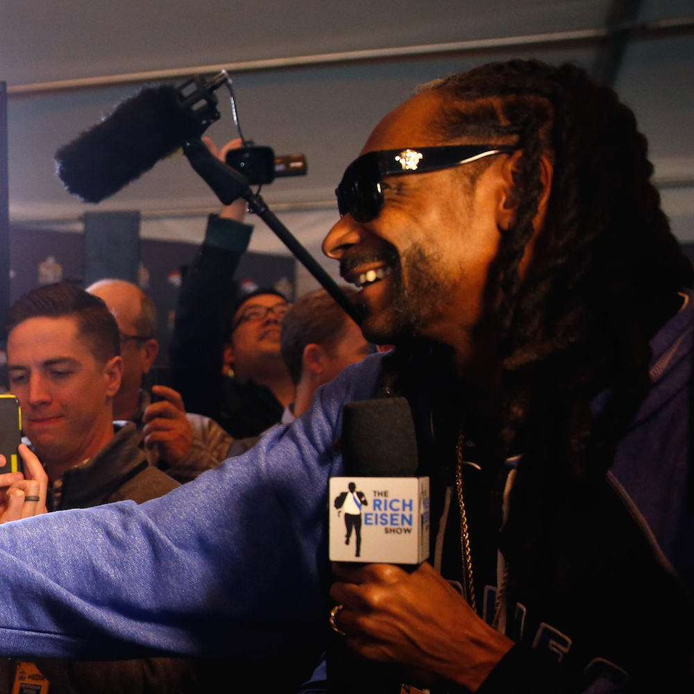 Snoop Dogg Interviews Cam Newton & Peyton Manning During Super Bowl 50 ...