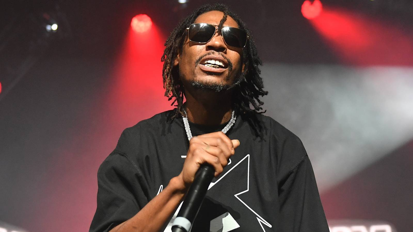 Ying Yang Twins Rapper D-Roc Collapses Onstage During Vanilla Ice ...