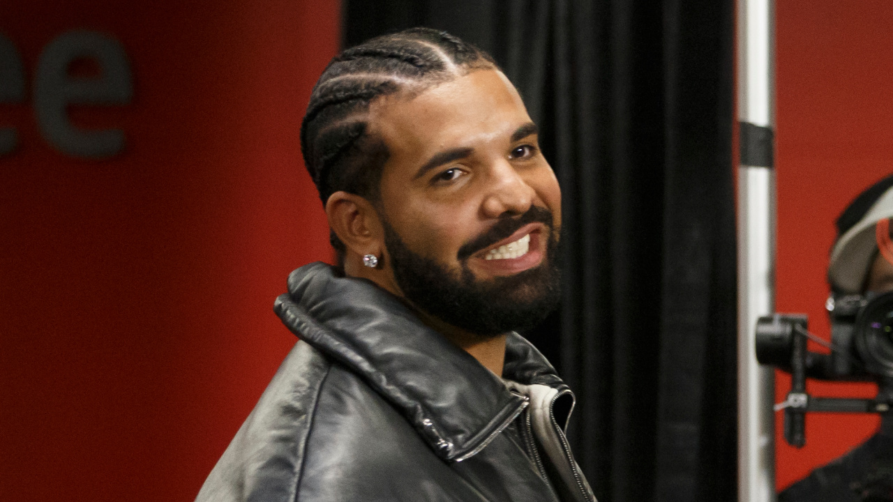 Drake Gets OVO Owl Braided Into His Hair - HipHopDX