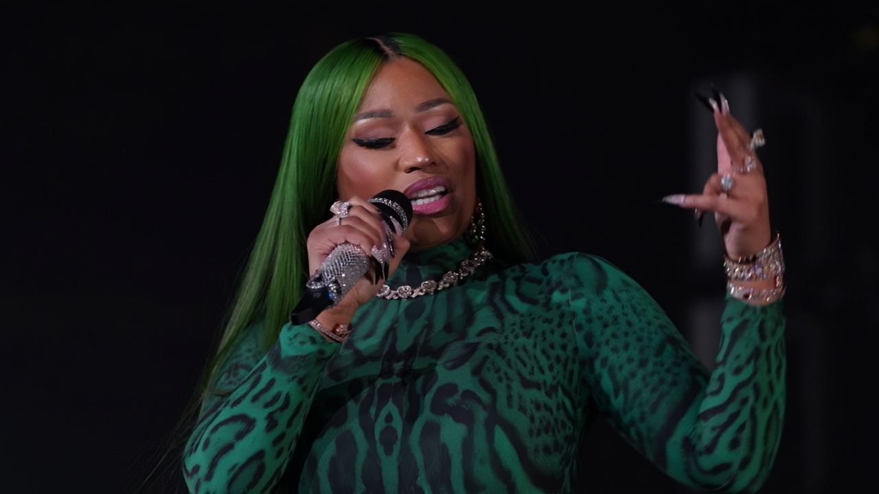 Nicki Minaj Believes Other Female Rappers' Labels Pay For 'Diss Tweets ...