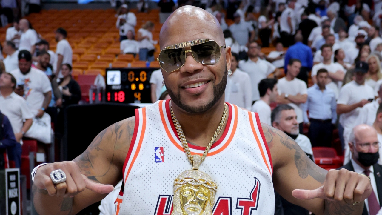 Flo Rida Goes Viral For Performing With Crowd-Surfing Baby - HipHopDX