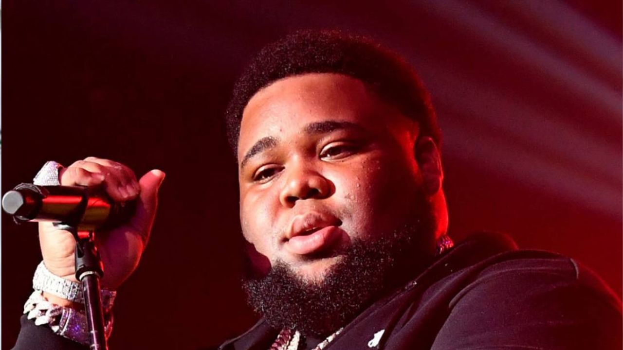 Rod Wave Wows Fans With Daredevil Stunt That Ends With Scary Stage Fall ...