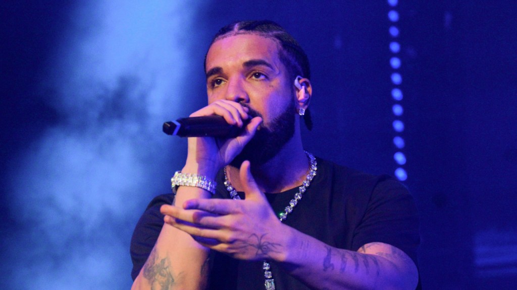 Drake Sends Another Message To His 'Enemies' While Performing 'Energy ...