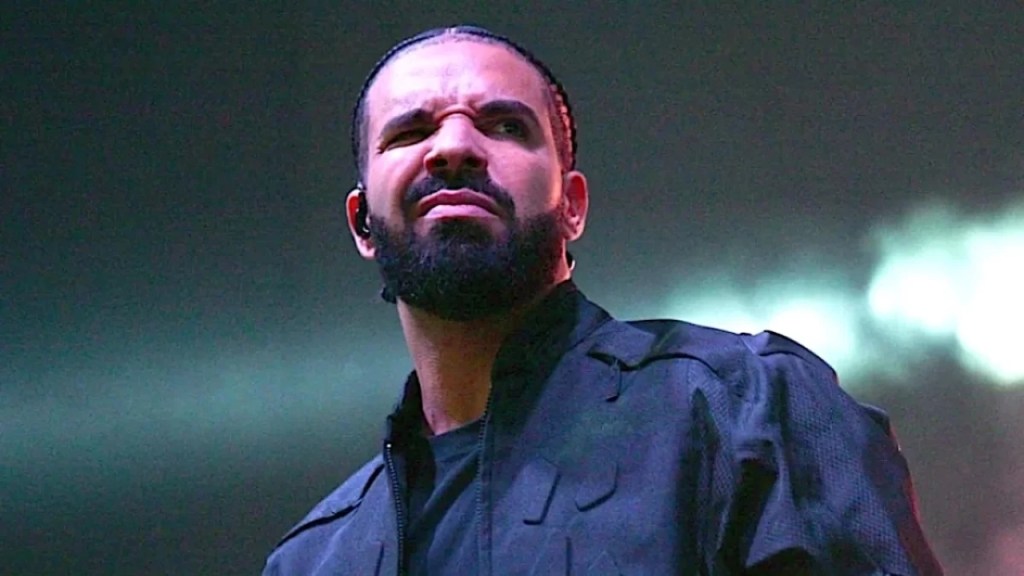 Drake Slides Into Fan's DMs To Shoot His Shot — But Gets Left On Read ...