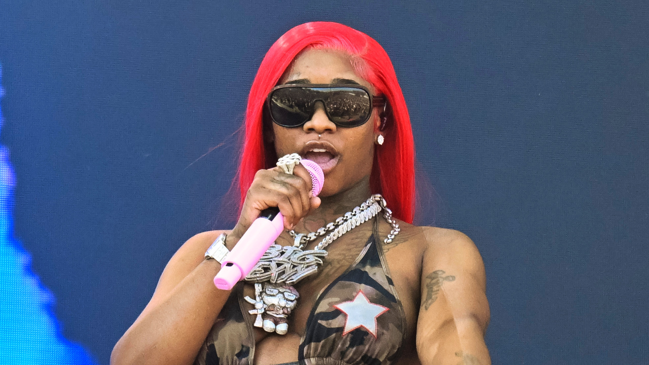 Sexyy Red Converts Old White Guy Into A Fan After Sitting Next To Him On A Flight - HipHopDX