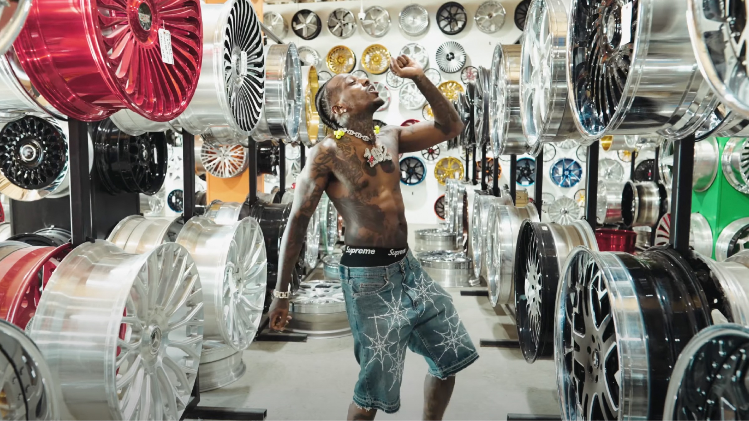 Sauce Walka (Feat. Rizzoo Rizzoo) - 'Tweety' - HipHopDX