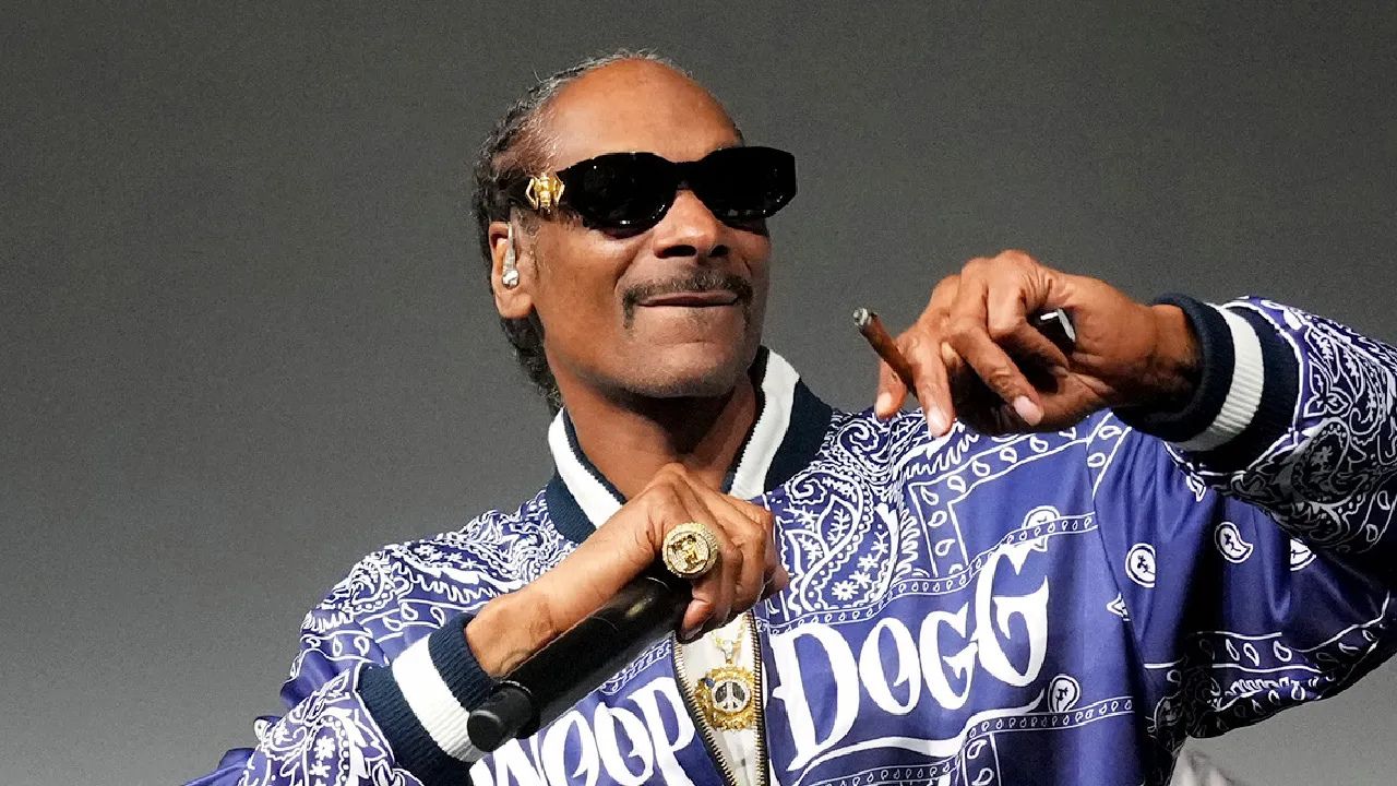 Snoop Dogg Tells Who He’d Love To Share A Blunt With: ‘We Would Have A ...