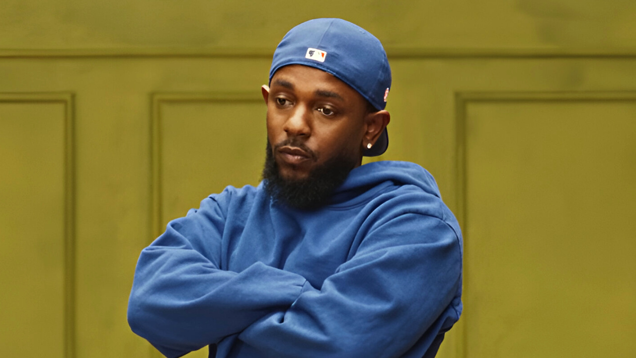 Kendrick Lamar Flexes His Strength As He Does Pull-Ups In A Public Park - HipHopDX